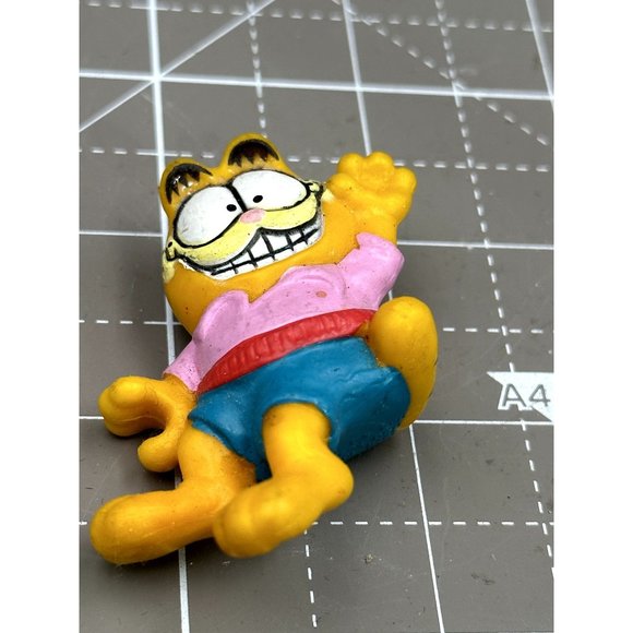 United Feat. Synd | Toys | 981 Soft Vinyl Garfield Figure Pink Shirt ...